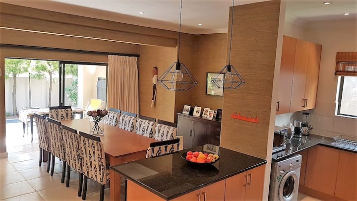 Large Afrochic Family House In Parkhurst - Johannesburg
