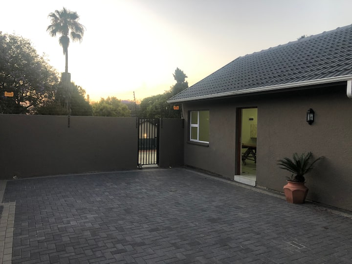 Grey Cottage - Backup Power, Secure Parking + Pool - Johannesburg