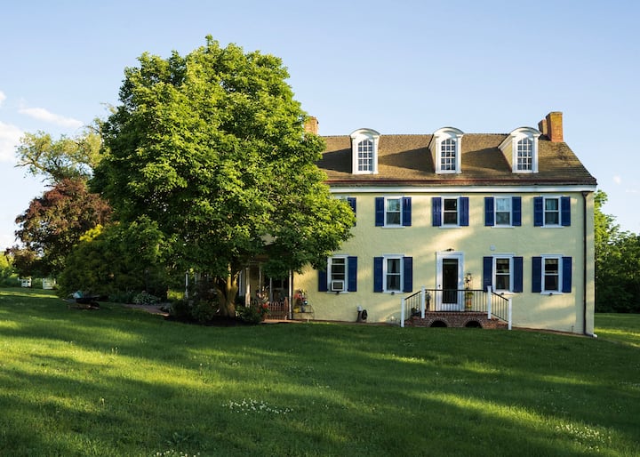 Artful Lakeside Retreat: Dreamy Tub-rave Reviews - Bucks County, PA