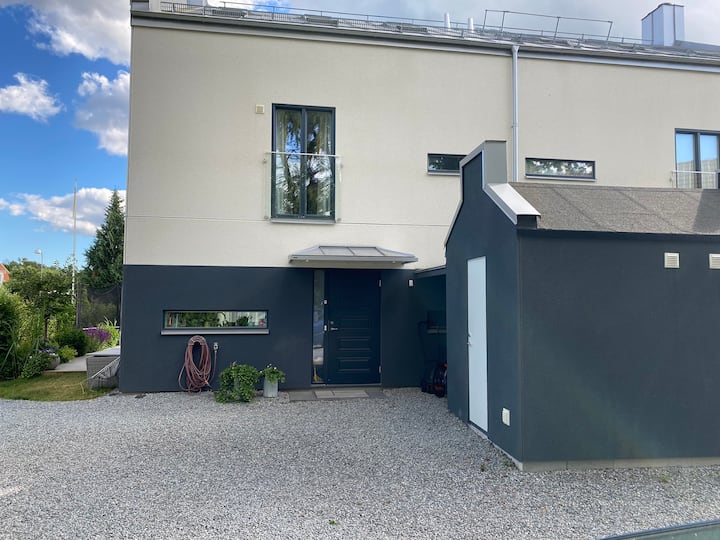 Modernt Trevåningsparhus I Mysiga Bromma - Stockholm