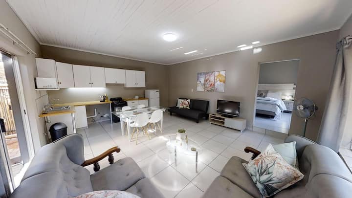 Homely Apt. Centrally Located W/ Free Wifi & Dstv. - Pretoria