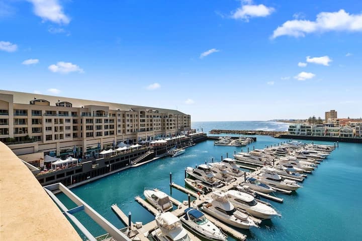The Penthouse! Beach & Marina Views. Free Parking - Glenelg