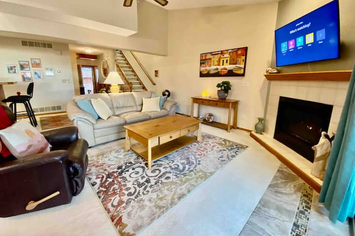 Centrally Located Townhome With All The Amenities! - Lakewood, CO
