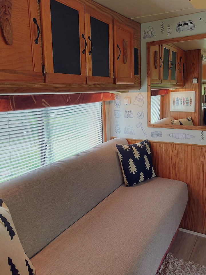 Frolander Bay Resort - Glamping Trailer - British Columbia