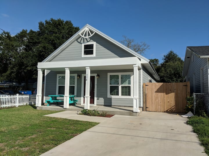 Downtown With Unique Amenities. - Pensacola, FL