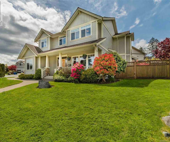 Stylish 4-bedroom House In A Gorgeous Neighborhood - Nanaimo
