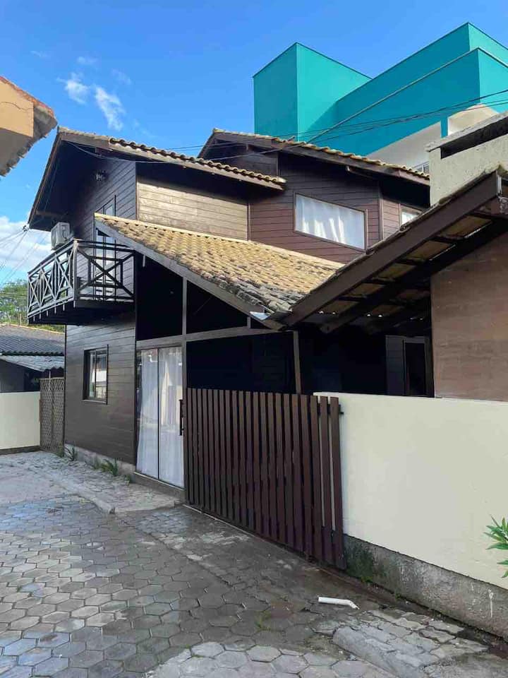 Sobrado Com Piscina No Santinho - Florianópolis