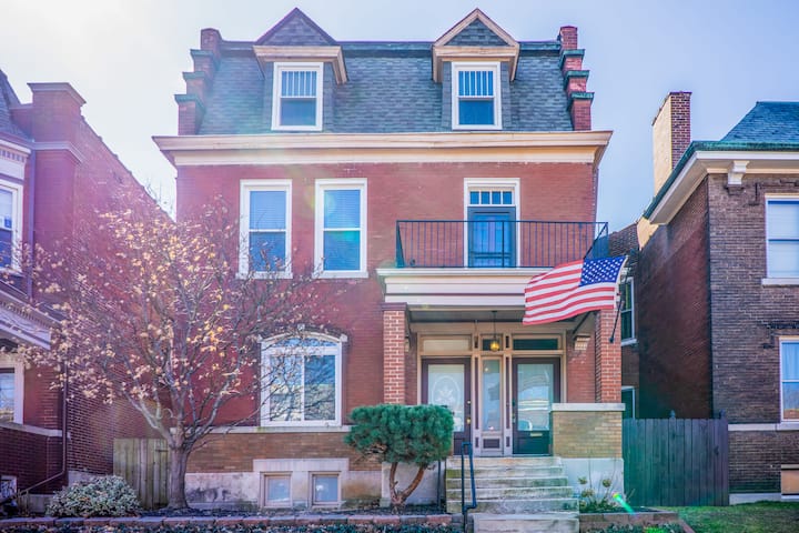 7br Luxury Living 1st Floor Primary / Abodebucks - Saint-Louis, MO