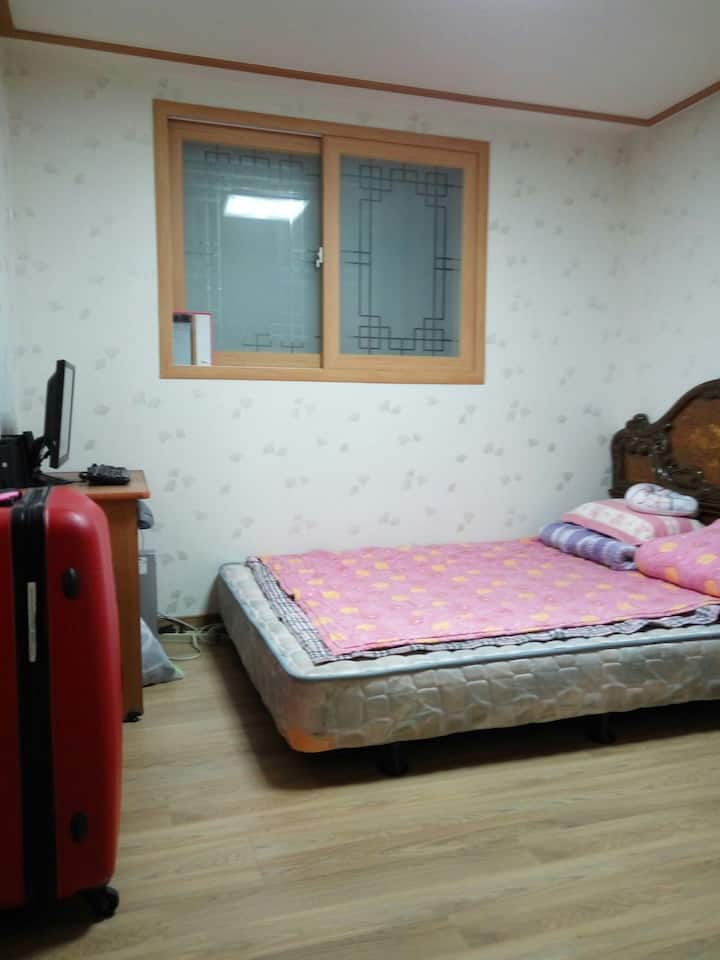 Close To Hongik University Station, Hapjeong Station, And Mangweon Station. Spacious Apartment In Low-story Building With Quiet And Roomy Living Room - Seoul
