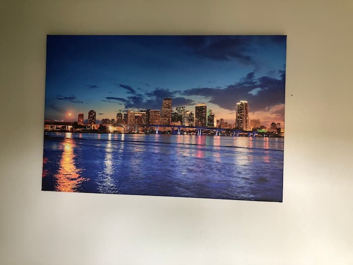 Sharon’s Exotic Suite Town House - Miami Gardens, FL