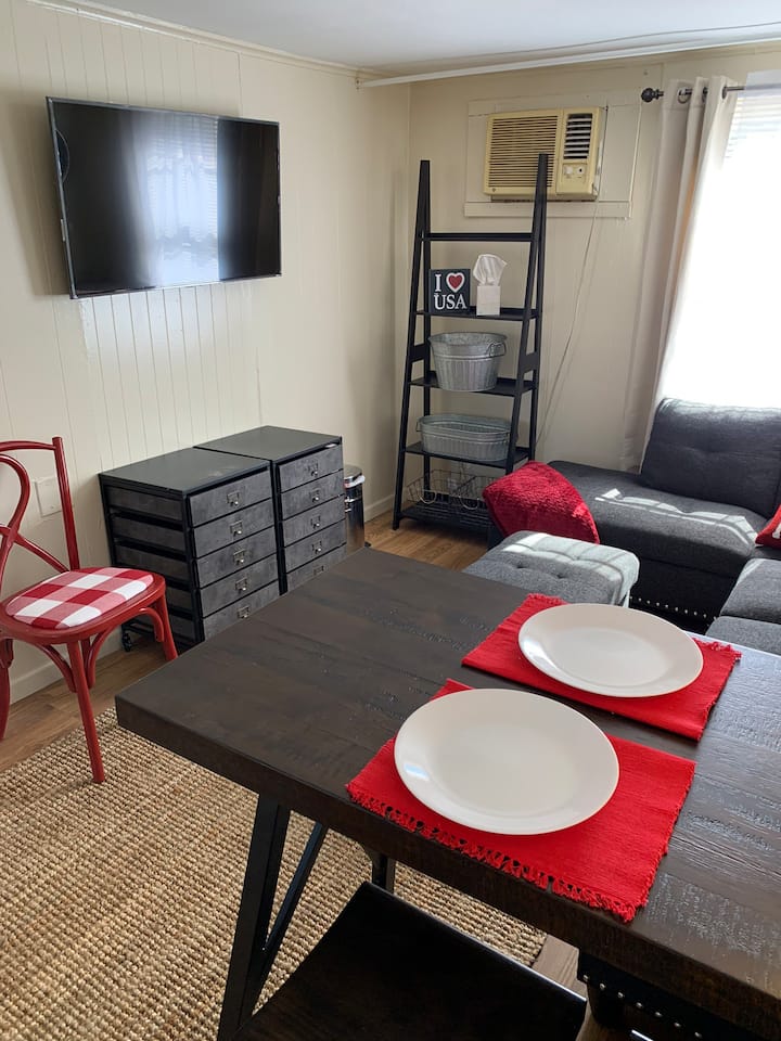 Rustic Bg Bungalow At 609 Eighth Street - Bowling Green, OH