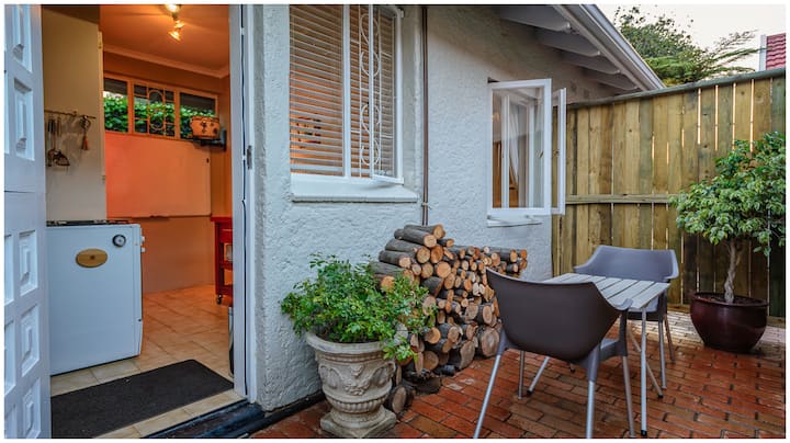 Cottage@45a Parktown North Central To Rosebank - Johannesburg