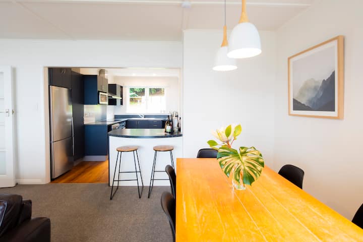 The Eagle's Nest: Stunning Views, Close To Beach - Dunedin