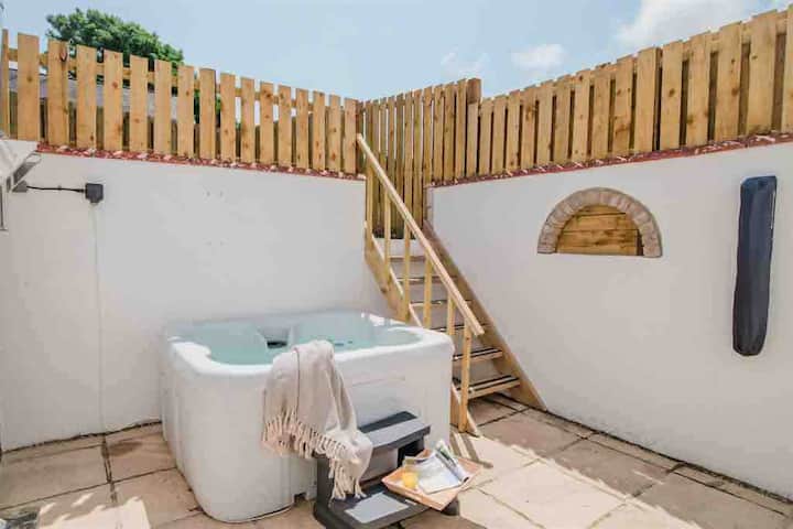 Dog Friendly Cottage With Ev Charger & Hot Tub - Perranporth