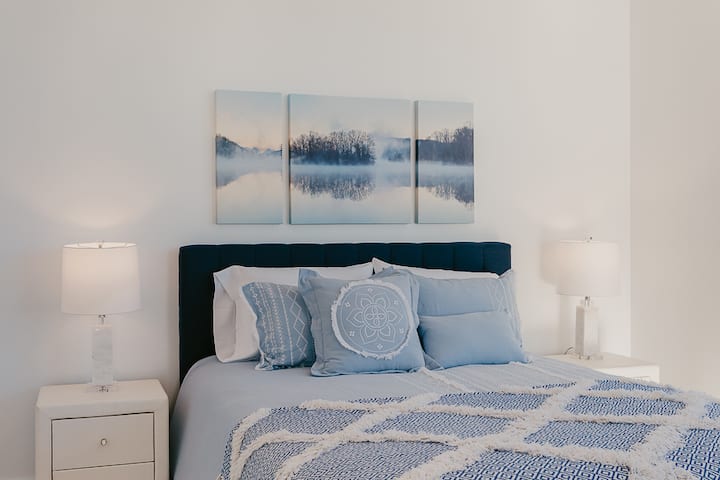 Dt White Rock | 2 Br W/ Ocean & Mountain Views - White Rock