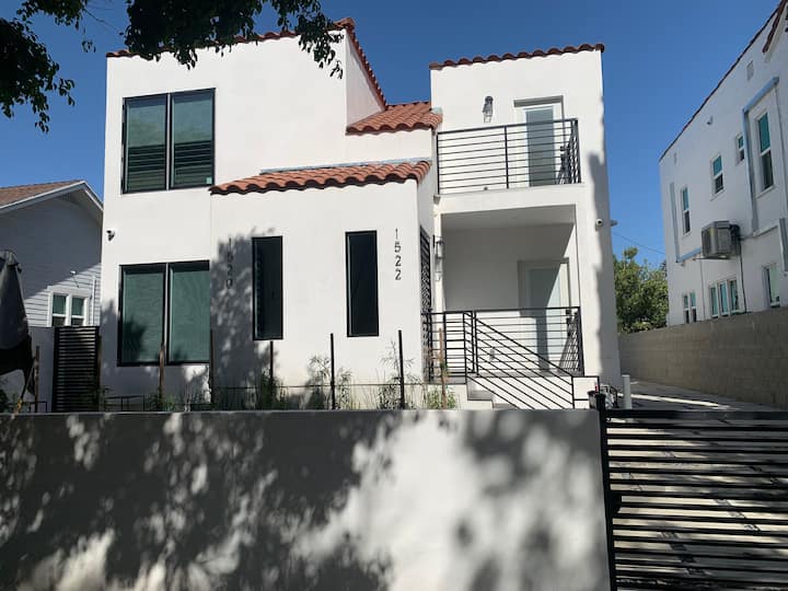 Centrally Located Mid City Adorable Vacation Home - Beverly Hills, CA