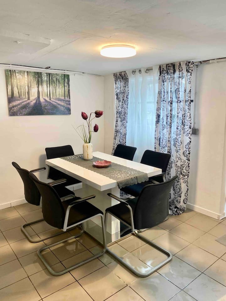 Schön Souterrain 3 Zimmer Wohnung Platz Für 5 - 喀斯魯