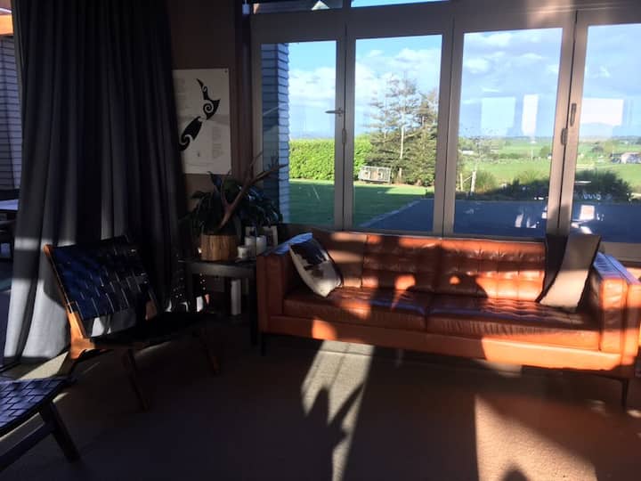 Pohutukawa Room - Stunning Country Views - Huntly
