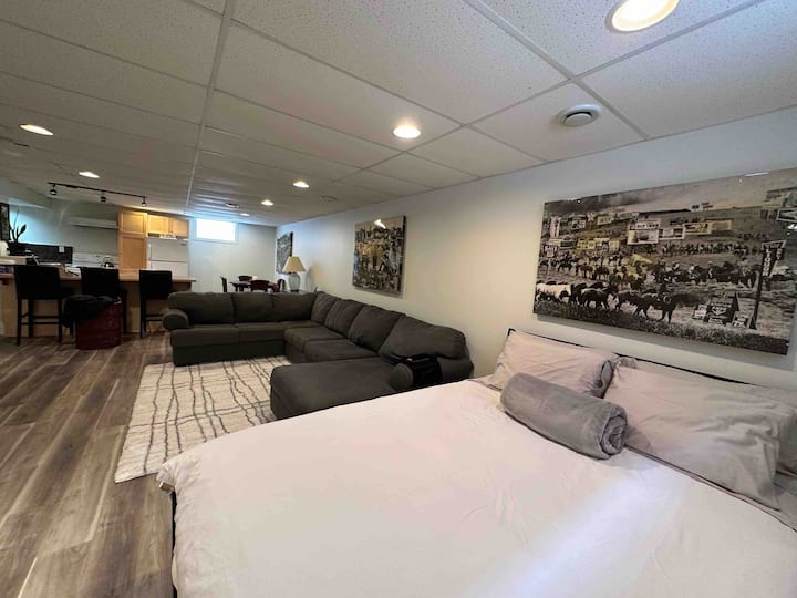 Bright Basement Suite Close To Downtown! - Edmonton