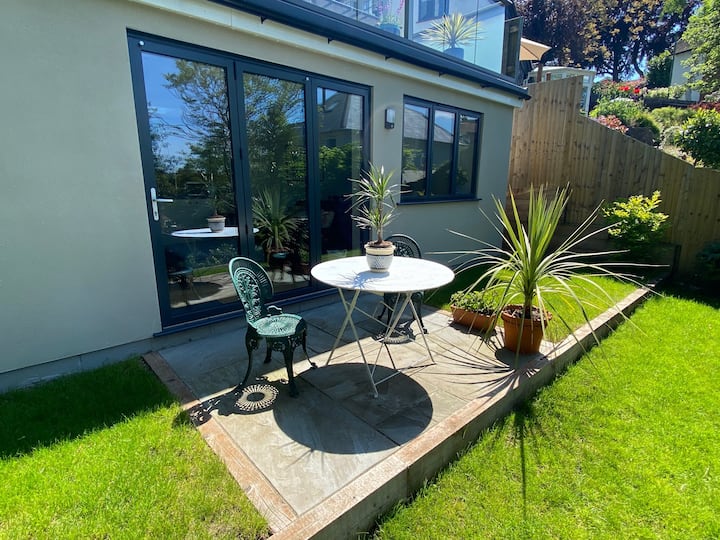 Garden Flat In Ideal Location With Sauna & Parking - Guildford, UK