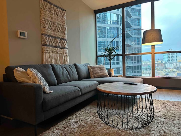 Stylish Downtown 1-bedroom Condo + Free Parking - Calgary