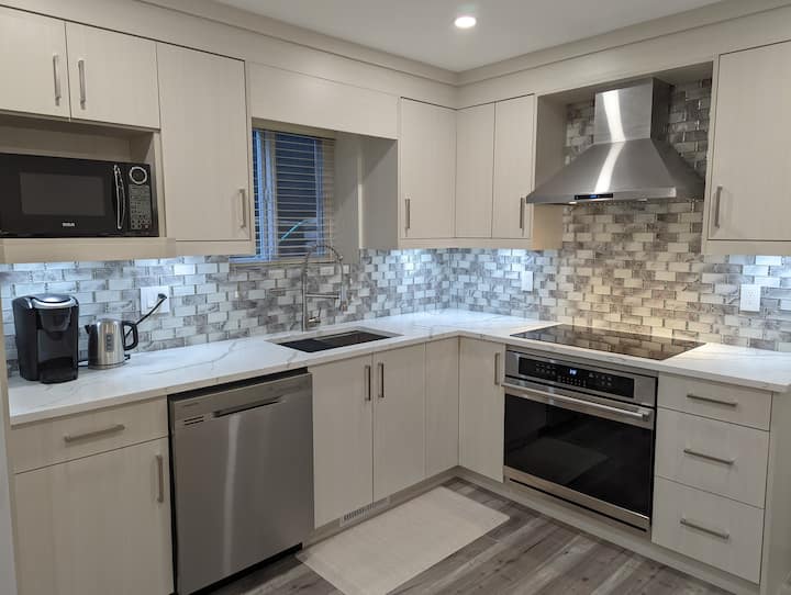 2bedroom. 1 King And 1 Queen Central Private Suite - Surrey