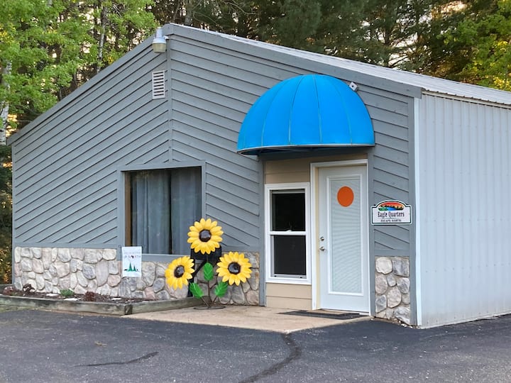 Riverfront Efficiency Cabin- Edge Of Town, Kayaks - Eagle River, WI