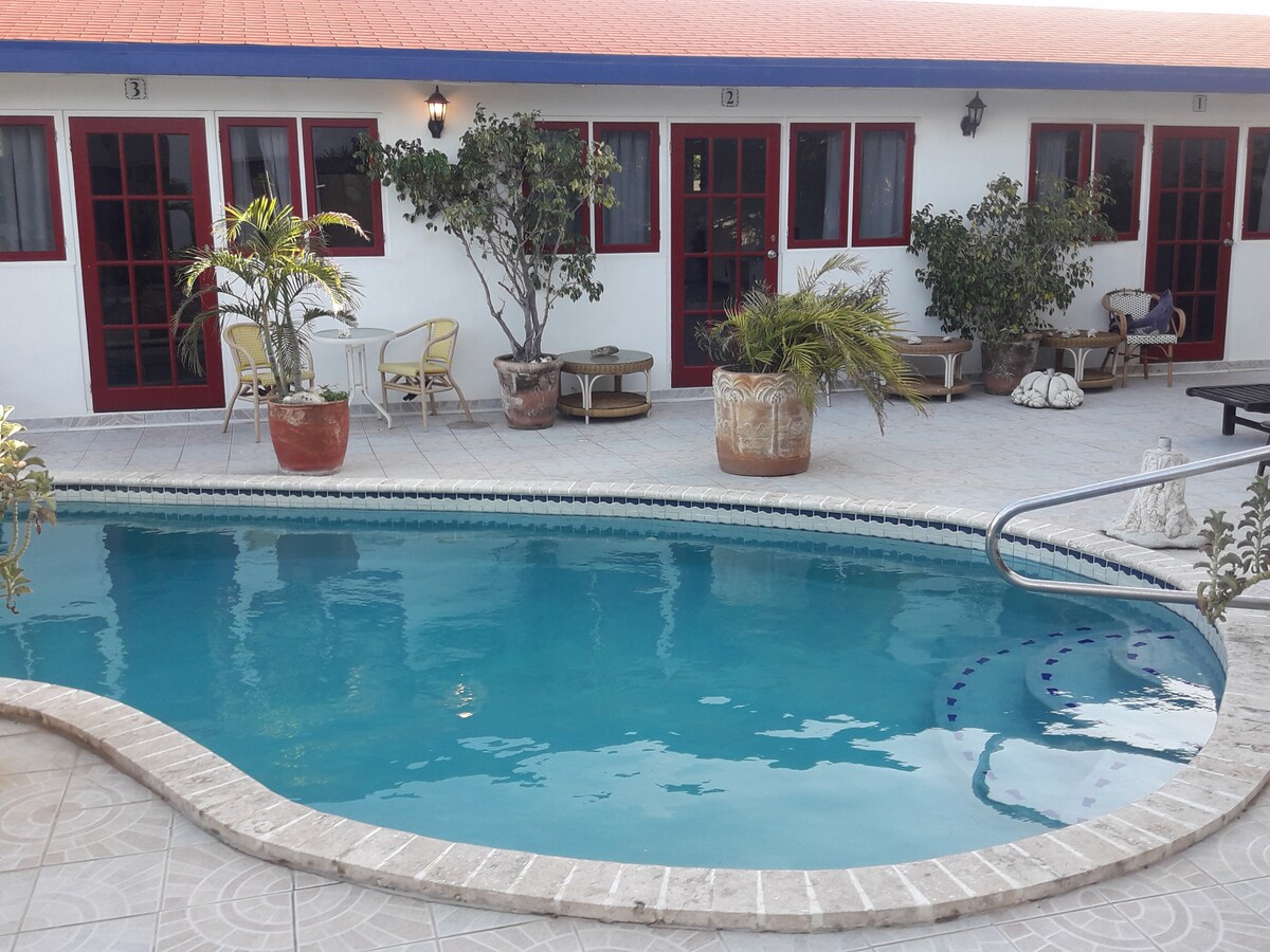 ¡Habitación familiar grande y limpia con piscina en Oranjestad ...