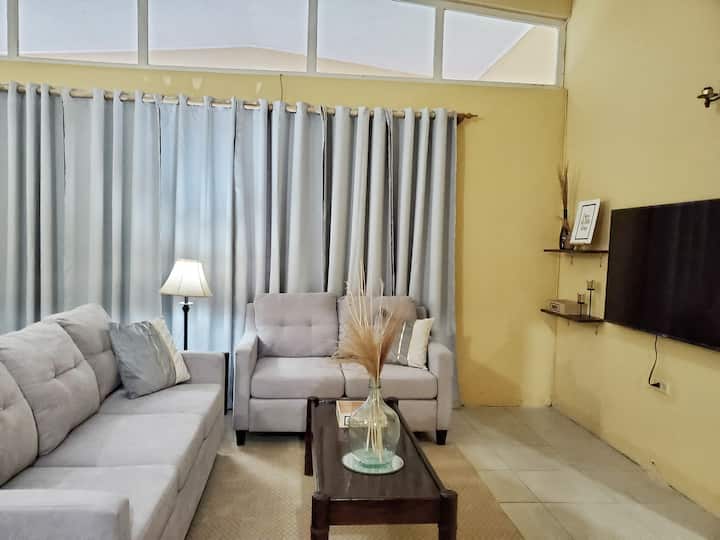Hillview 3br/2ba Near Kfc Jerk & Supermarket - Kingston
