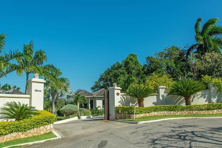 HOSPITALITYEXPERT Luxury Villa, MoBay, Sleeps 6 - Private Pool, Beach ...