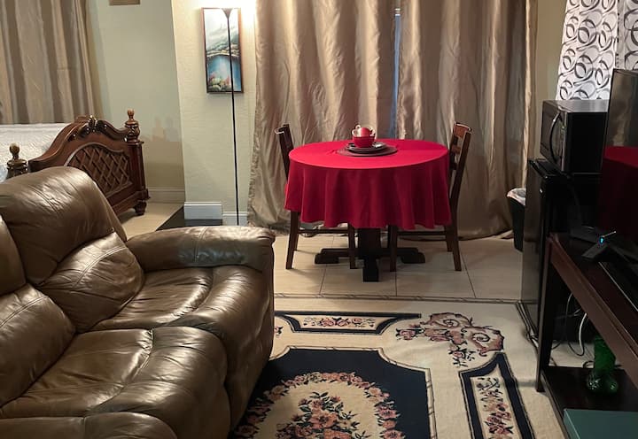 Classy Efficiency, Private Bathroom, Wifi & Pool! - Miramar, FL