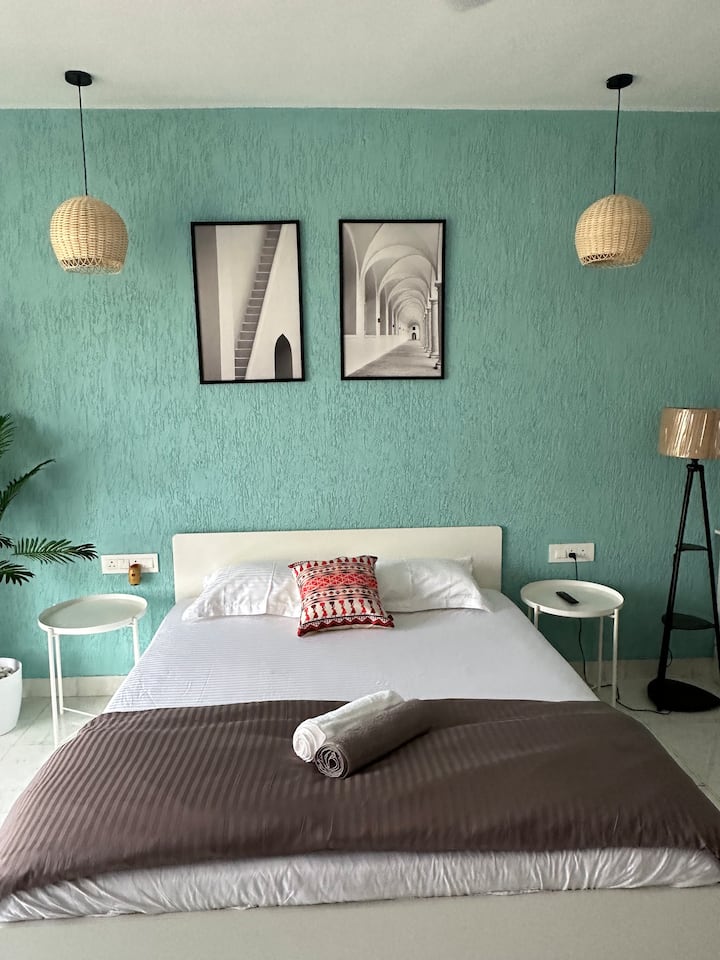 Azure: Spacious Studio In Koregaon Park - Pune