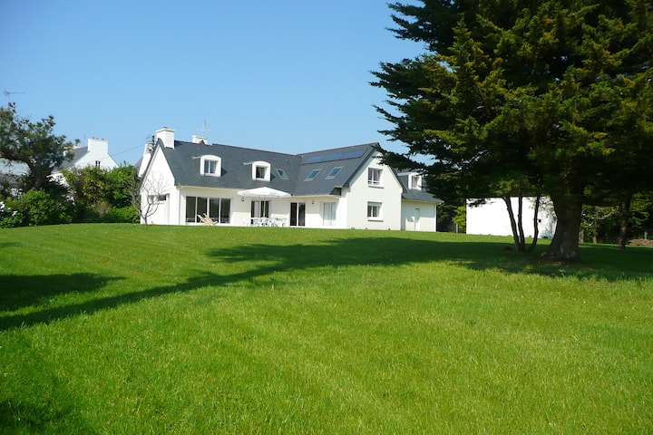 Villa Donnant Sur Bras De Mer Avec Grand Jardin - Lesconil