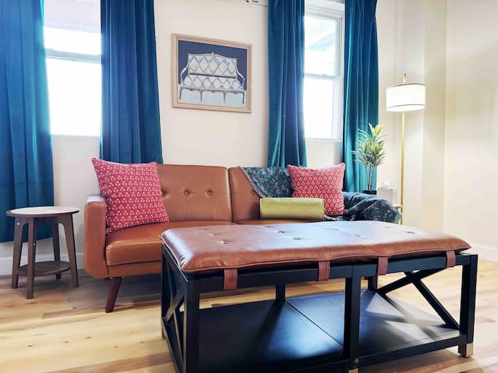 The Cardinal 810 A | King 1bd/1ba Apt - Evansville, IN