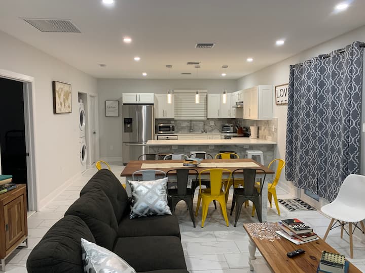 1great West Palm Beach Nicely Done Big House - West Palm Beach, FL