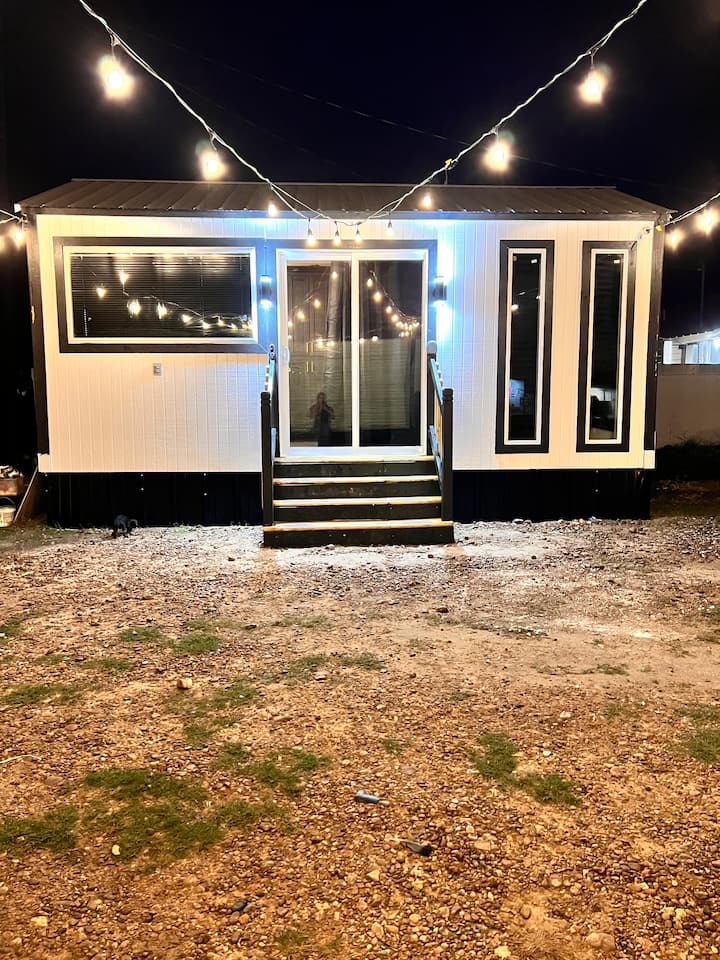 Beautiful Modern Tiny Home - Roma, TX