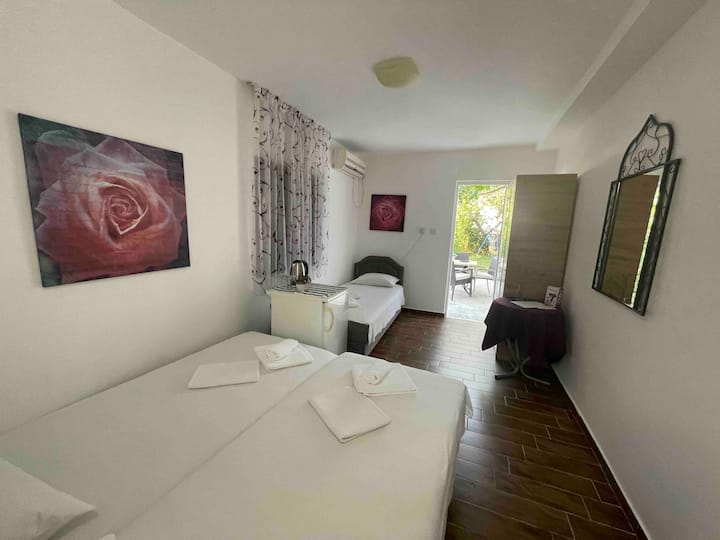 Bedroom For 3 Near The Beach And Bus Station - Budva