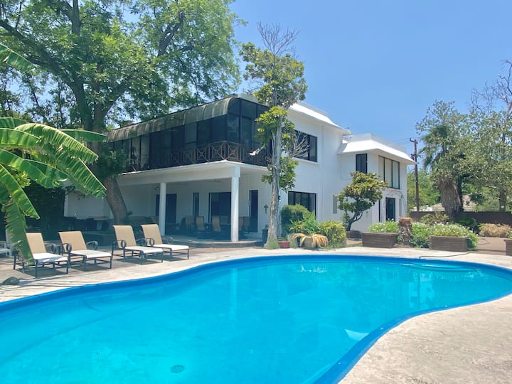 Casa Blanca Con Alberca Cine Y Billar - Monterrey