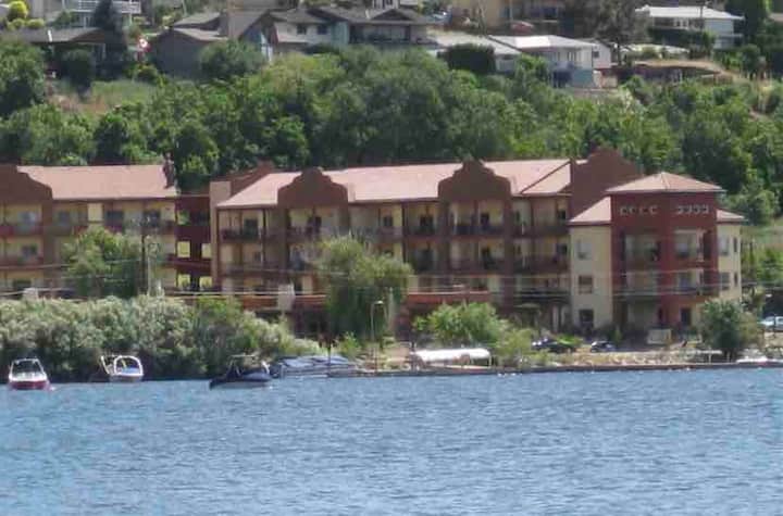 Bright, Spacious Lakefront Townhome - Osoyoos
