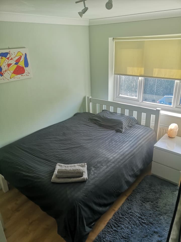 Bright, Clean Double Bedroom With En-suit Shower - Hampton