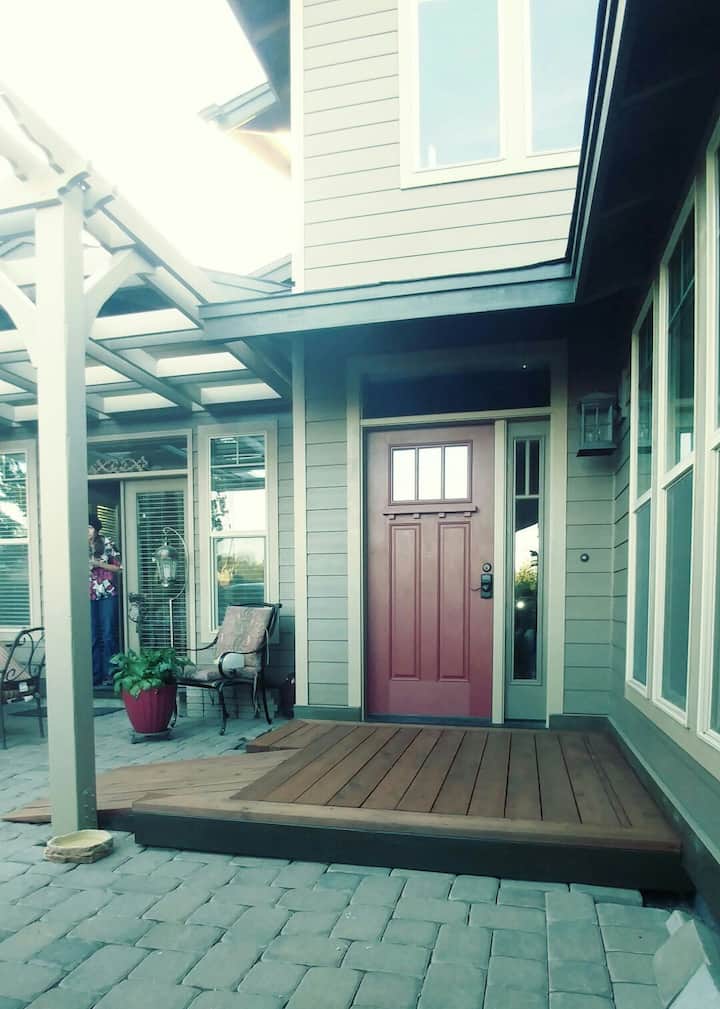 Serenity Ridge *Large Loft Space* 2 Rooms~4 Beds - Redmond, OR