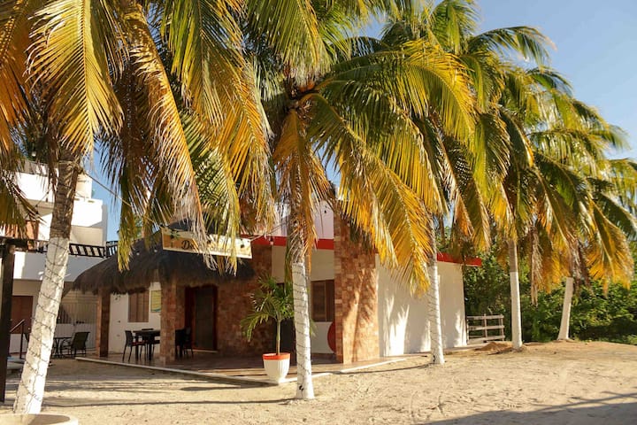 Casa Con Dos Recámaras En El Cuyo, Con Alberca - El Cuyo