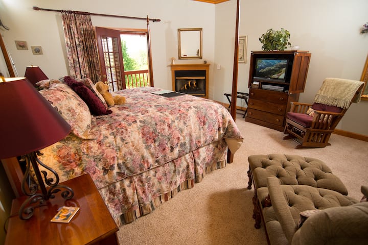 Raspberry Springs at Berry Springs Lodge B&B - Sevierville, TN | Airbnb