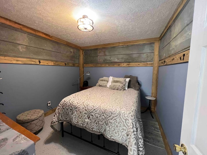 Convenient To I77, Sleeps 5 + Your Furbaby! - Fancy Gap, VA