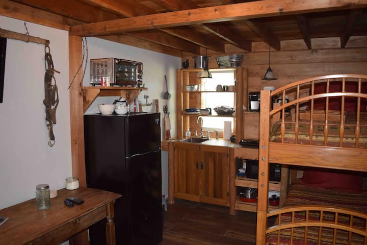 Comfy Western Style Rustic Tiny Bunk House - Badlands National Park