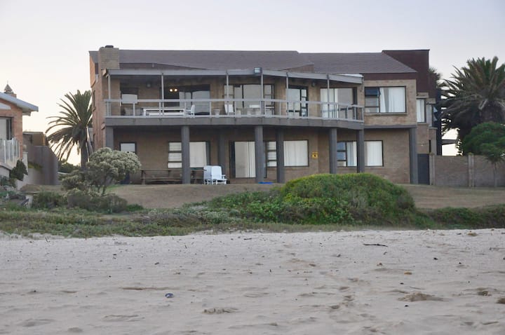 Awesome Beach-front Holiday Home - Jeffreys Bay