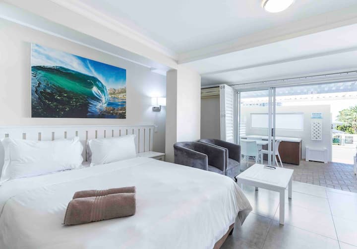 Beach Breakaway With A Private Jacuzzi - Camps Bay