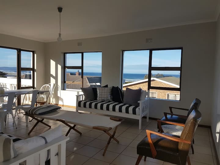 Sea And Mountain View 3 Bed House - Hermanus