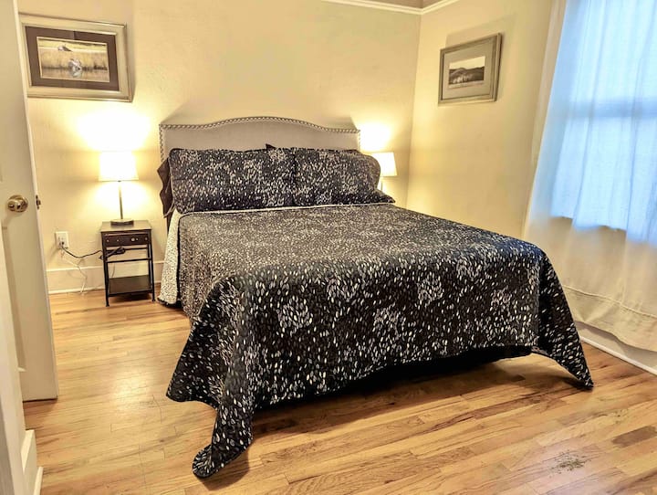 Historic Stone Porch House Cozy Beds - Pets Nego - Cheyenne, WY