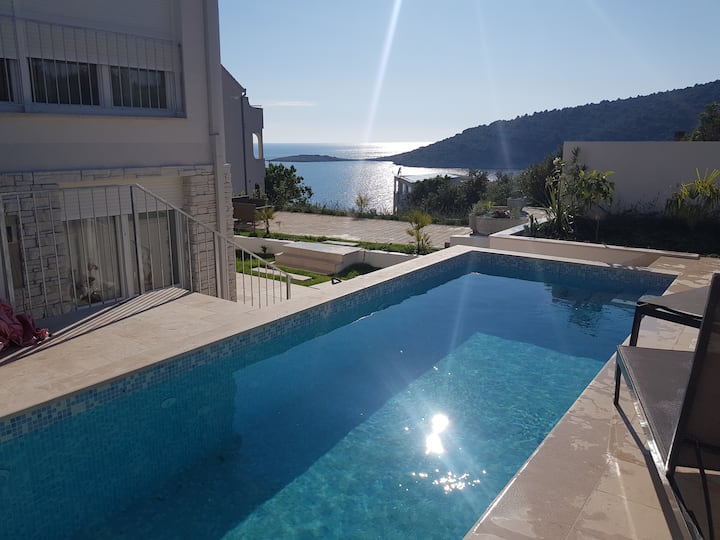 New Seafront Villa Hrvatska With Private Pool - 克羅埃西亞